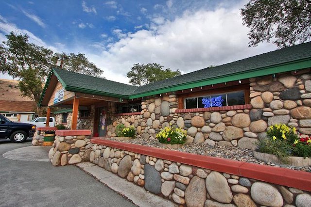 Iggy’s & Squiggy’s Junction Bar & Grill – Topaz Ranch Life